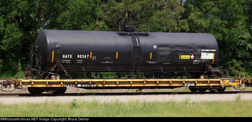 GATX 90347, wrecked, on flat car OTTX 92688